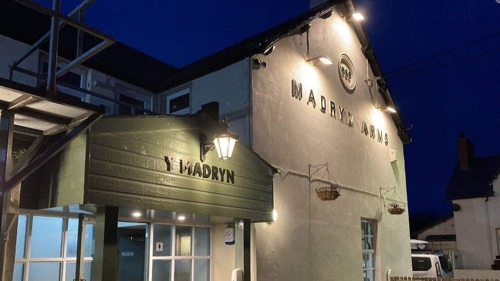Y Madryn wedi cael ei henwi'n dafarn wledig orau Cymru - BBC Cymru Fyw