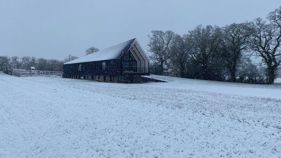 East of England wakes to freezing temperatures and snow - BBC News