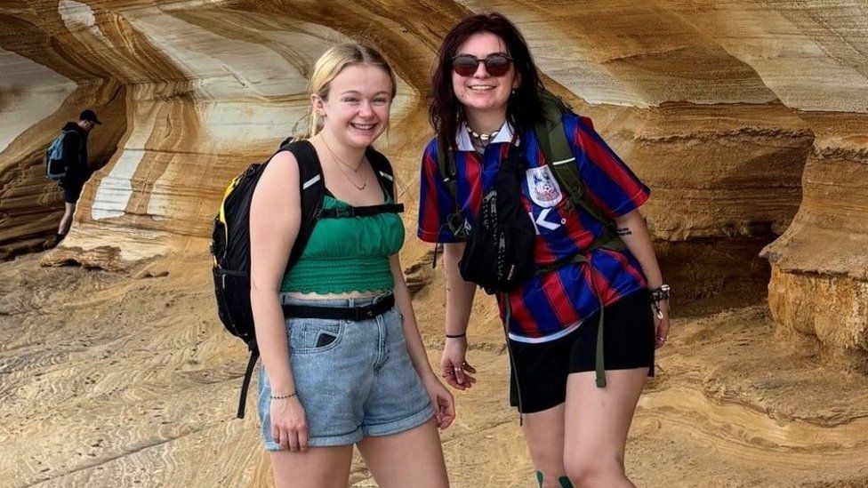 Surrey woman to trek in memory of best friend who died of cancer - BBC News