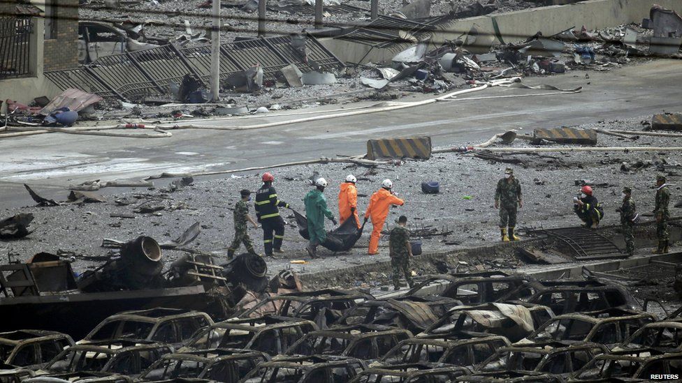 China explosions: Fires still burning after Tianjin blasts - BBC News