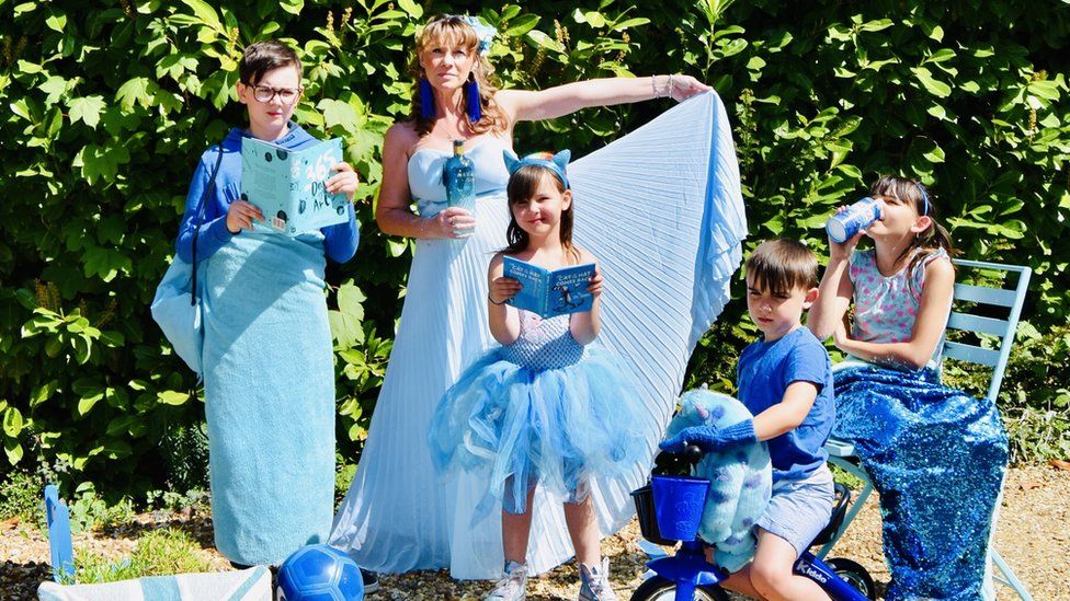 Coronavirus: Multi-coloured family snaps beat lockdown blues - BBC News