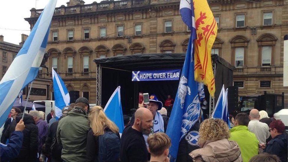 Independence supporters hold Glasgow rally - BBC News