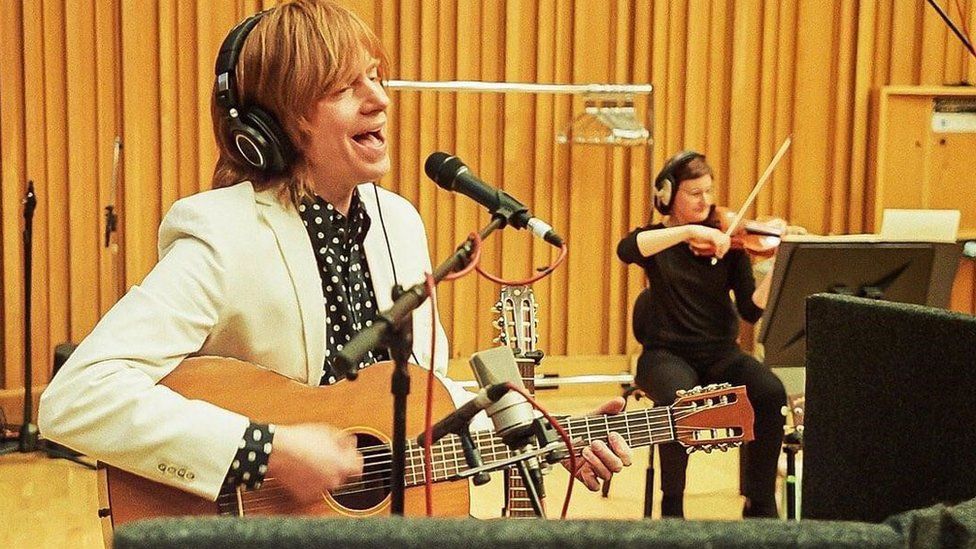 Y Gerddorfa, Carwyn a Kizzy - BBC Cymru Fyw