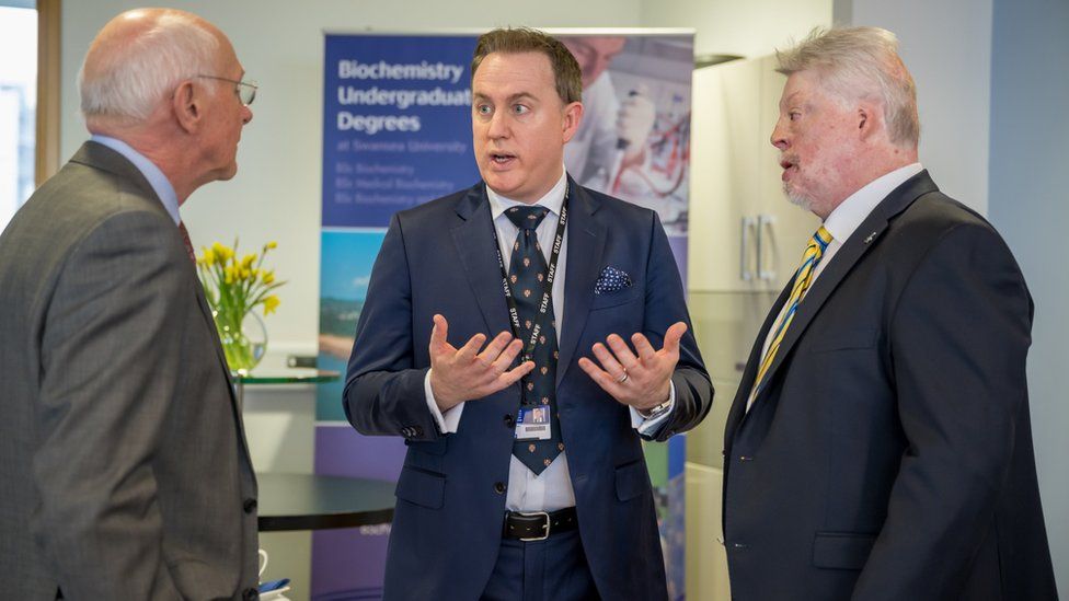 Cymru 'ar flaen y gad' wrth drin creithiau ar yr wyneb - BBC Cymru Fyw