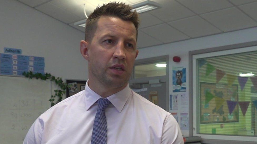 'Mor bwysig' trafod iechyd meddwl pobl ifanc yn y dosbarth - BBC Cymru Fyw