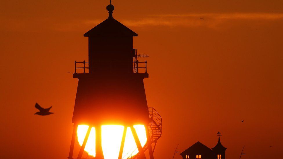 England's blanket of ice and golden sunrise - BBC News