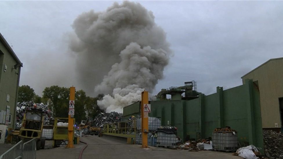 Large fire at Leeds metal waste recycling plant - BBC News