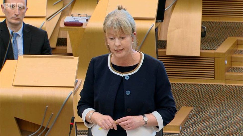 Health Secretary Shona Robison urged to quit over suicide case - BBC News