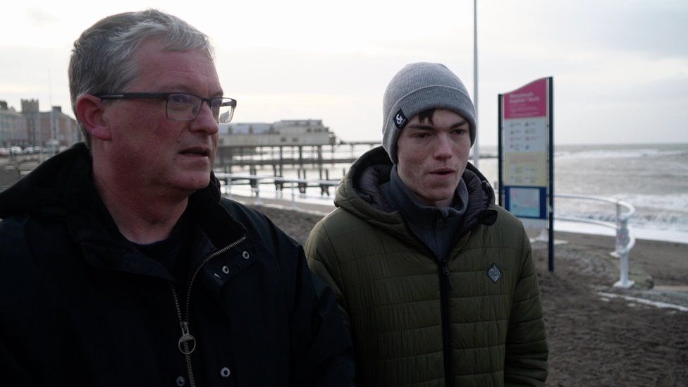 Ymateb cymysg ymysg y cyhoedd wrth i streiciau barhau - BBC Cymru Fyw