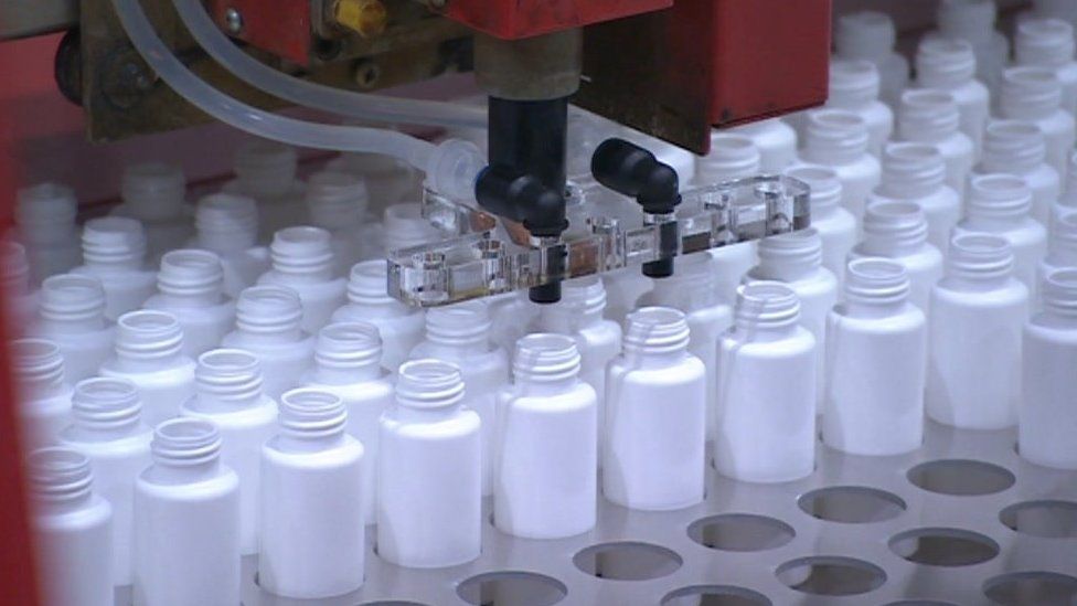 Addasu labordy i gynhyrchu hylif diheintio dwylo - BBC Cymru Fyw