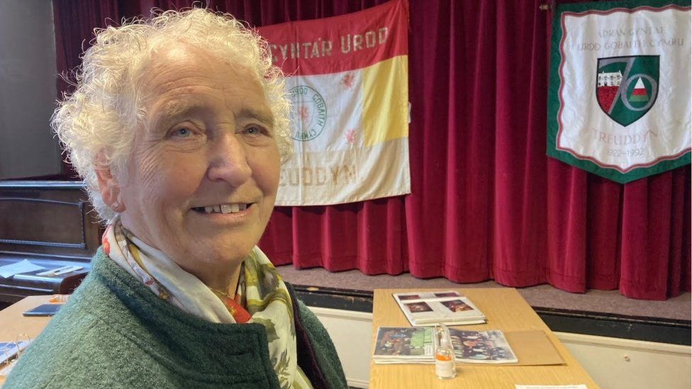 Dathlu canmlwyddiant adran gyntaf yr Urdd yn Nhreuddyn - BBC Cymru Fyw