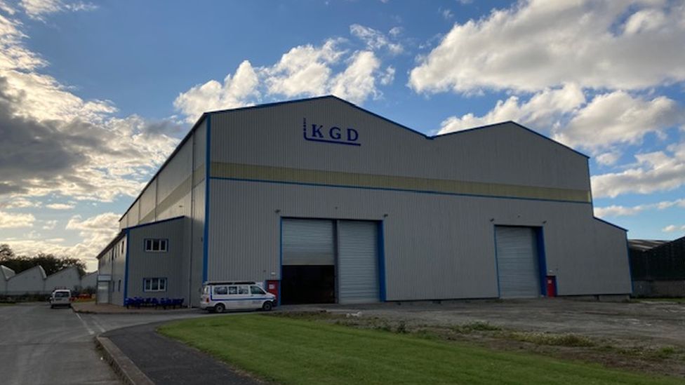 Hereford firefighters tackle industrial estate unit blaze - BBC News