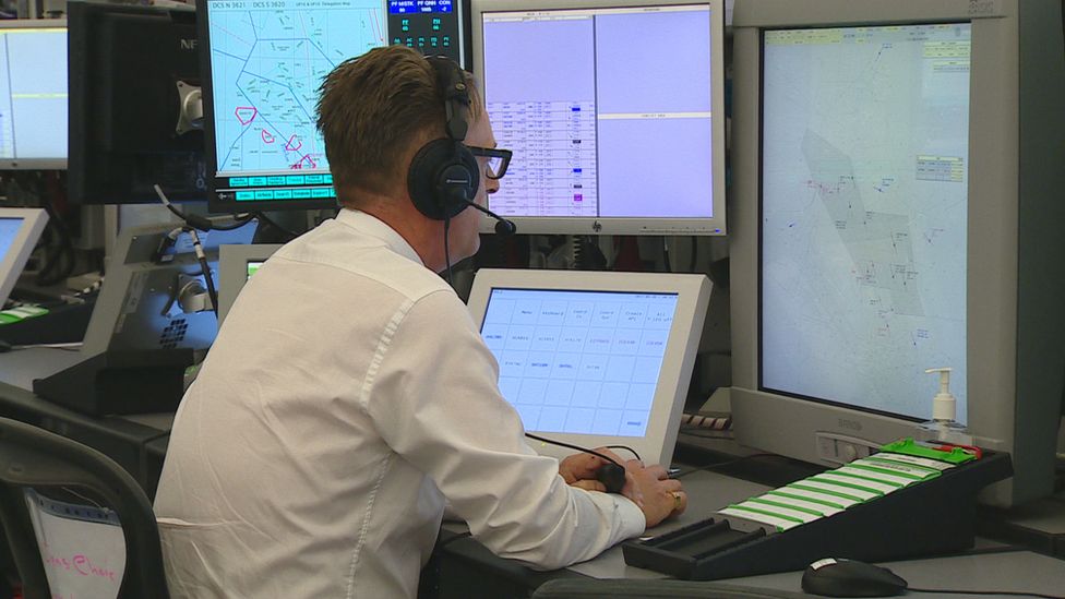Air traffic control 'needs massive modernisation' - BBC News