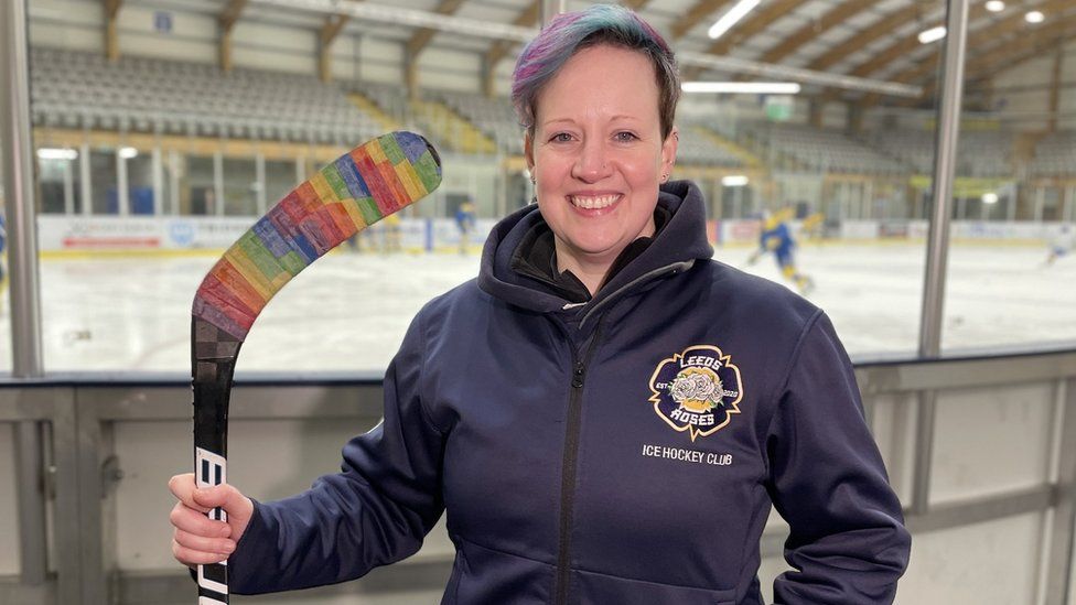 Adam Johnson: Sheffield ice hockey teams given first aid kits - BBC News