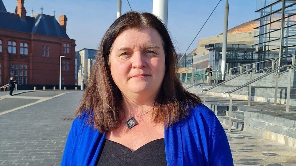 Lefelau staffio uned babanod yn 'anniogel ers 2019' - BBC Cymru Fyw