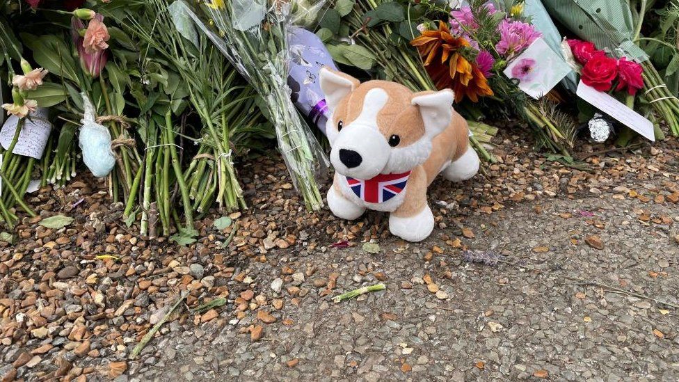 Queen Elizabeth II: Kate helps schoolgirl place tributes at Sandringham ...