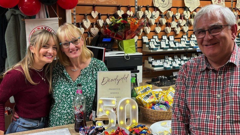 Diwrnod y Llyfr: Hoff lyfrau siopau Cymraeg - BBC Cymru Fyw