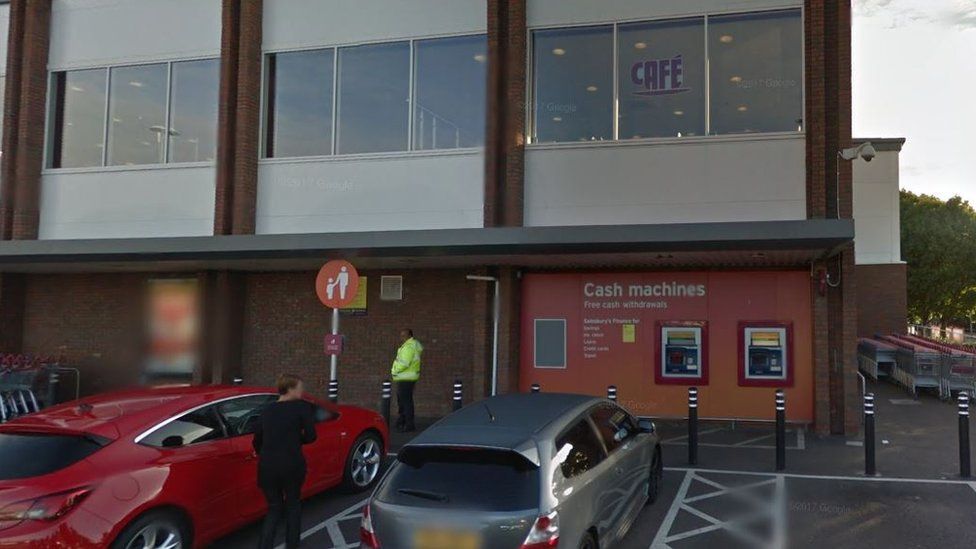 'Explosion' heard in Huntingdon cash machine 'robbery' - BBC News