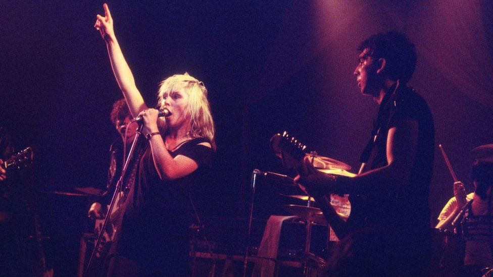 Ateb y Galw: Yr actor Andrew Teilo - BBC Cymru Fyw