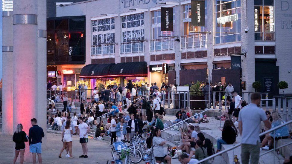 Pobl yn 'gwerthu cyffuriau'n agored' yn Aberystwyth - BBC Cymru Fyw