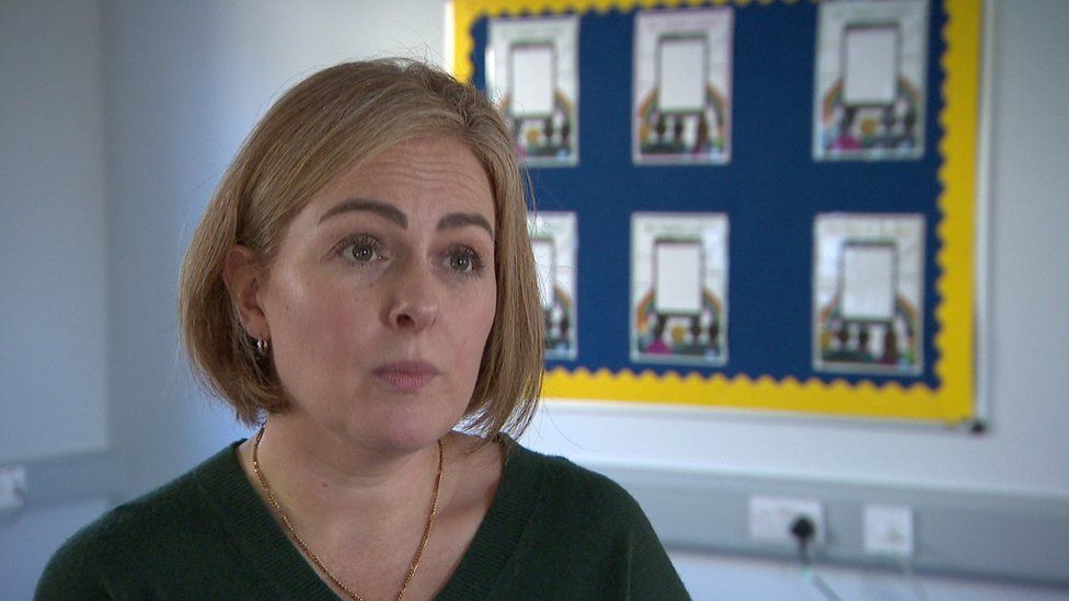 School cuts: Pupils getting helping hand from retired volunteers - BBC News
