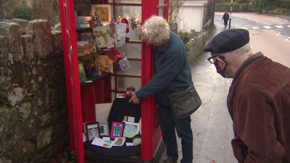 Art exhibition created in Moretonhampstead telephone box - BBC News