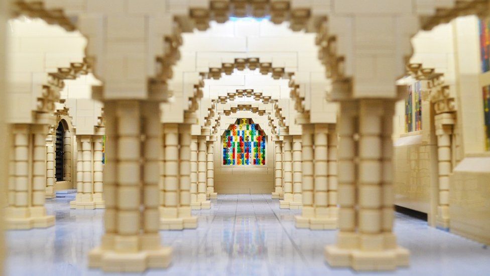 200,000th brick added to Durham Cathedral Lego model - BBC Newsround
