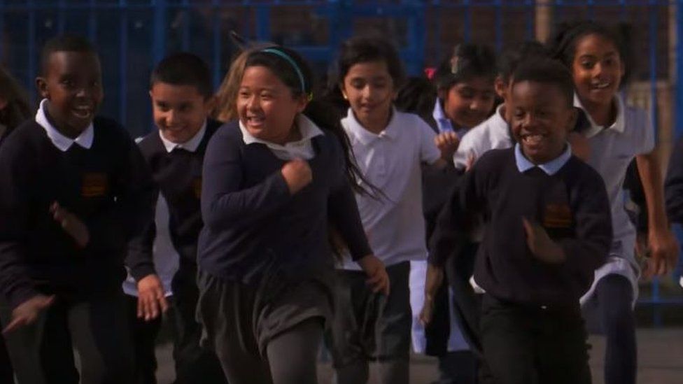 Daily Mile 'significantly improves health' - BBC News