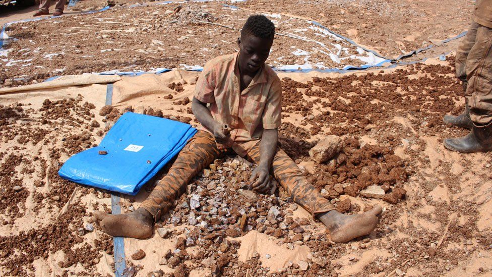 Ugandan gold rush stopped by authorities - BBC News
