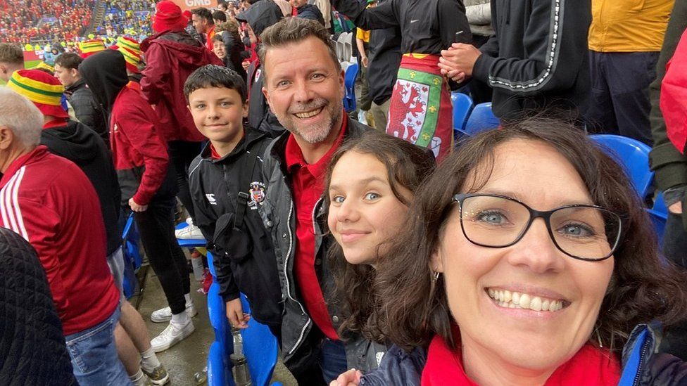 Tri Llun: Jennifer Jones - BBC Cymru Fyw