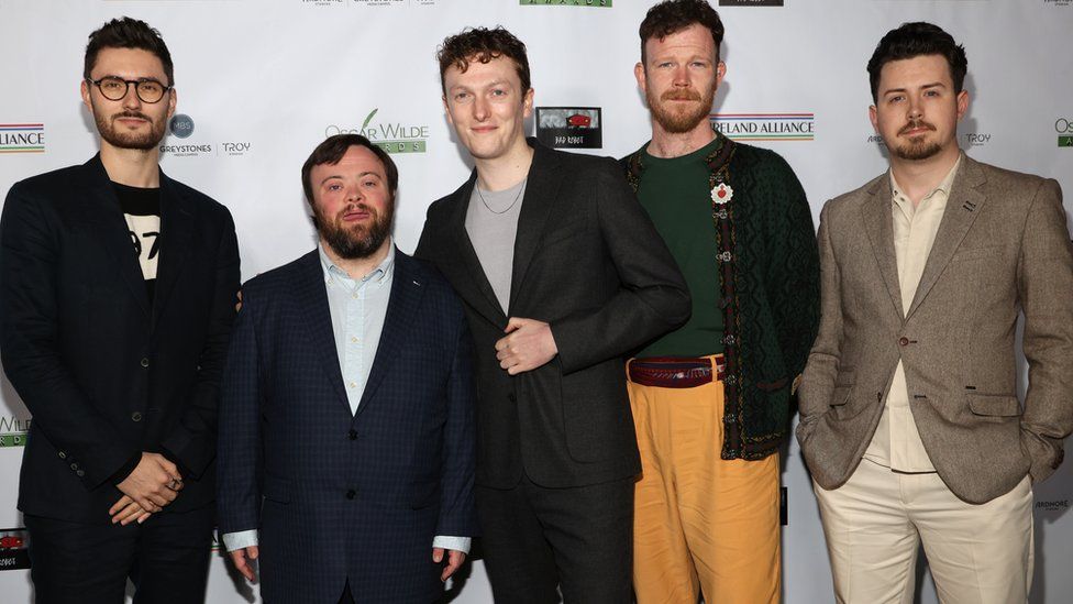 Oscar Wilde Awards: Irish stars take to the green carpet in LA - BBC News
