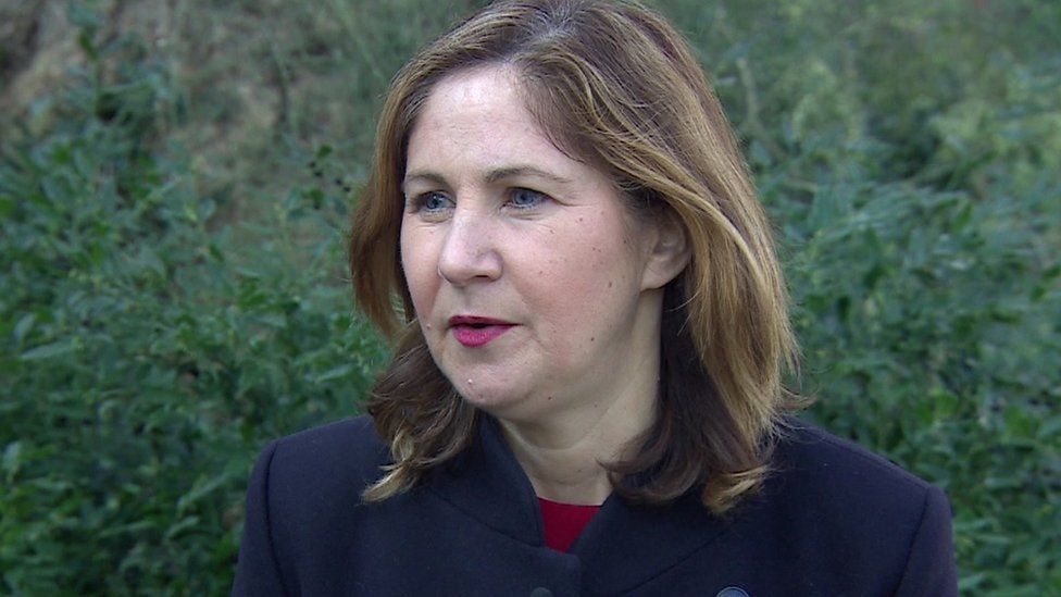 Anna McMorrin: 'Dylai neb deimlo gwarth am berthynas dan reolaeth ...