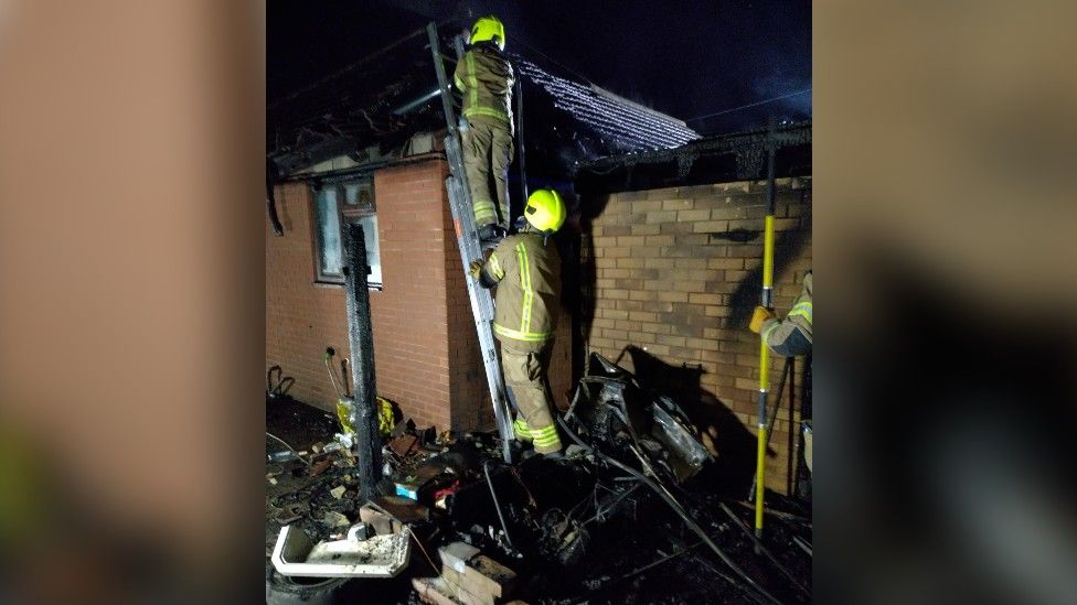 Canvey Island family homeless after fire destroys bungalow - BBC News