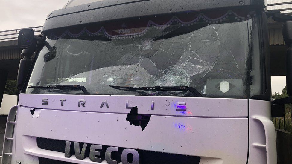 HGV driven from Calais to Essex with smashed windscreen - BBC News