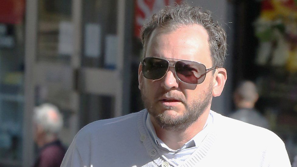 Hemel Hempstead PCSO convicted over sex messages to women - BBC News