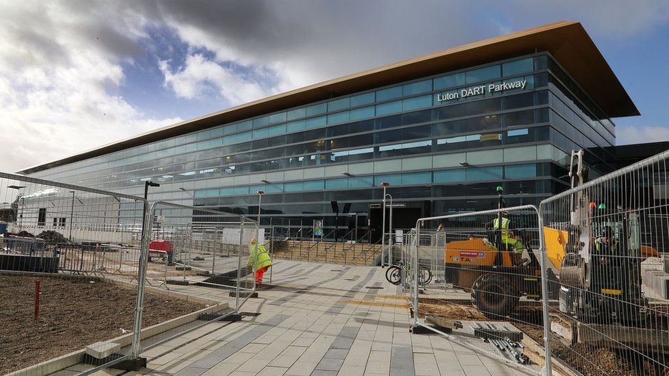 Cost of Luton Airport Dart fares defended - BBC News