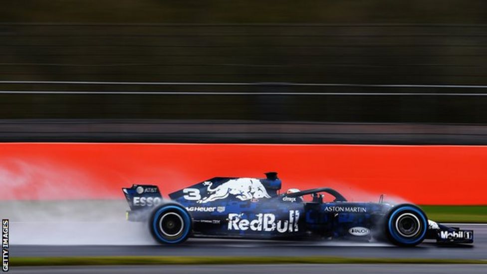 Daniel Ricciardo crashes new Red Bull in first test - BBC Sport