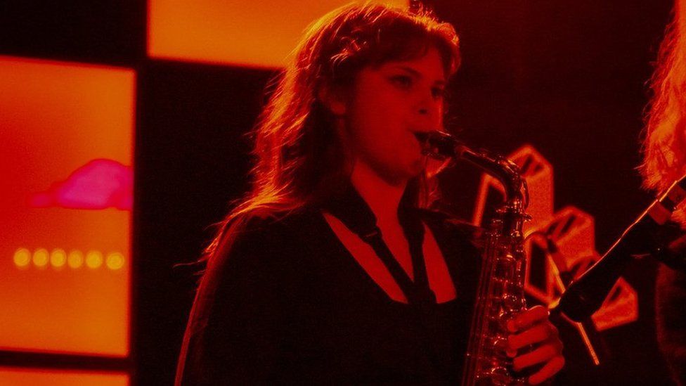 Alys Williams: Merch ym myd y sacsoffon - BBC Cymru Fyw