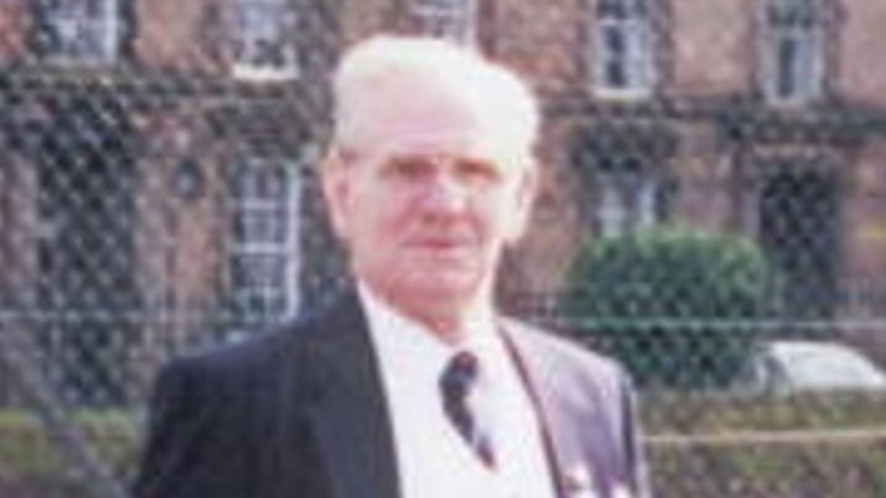 Search for missing 86-year-old from Greenock - BBC News