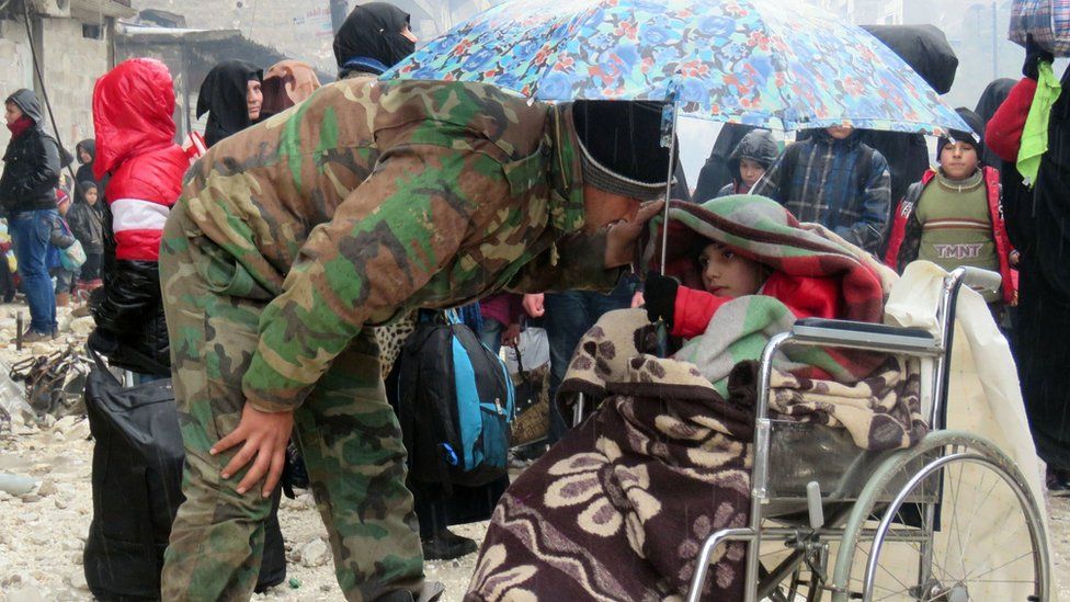 Aleppo battle: Thousands trapped in violence - BBC News