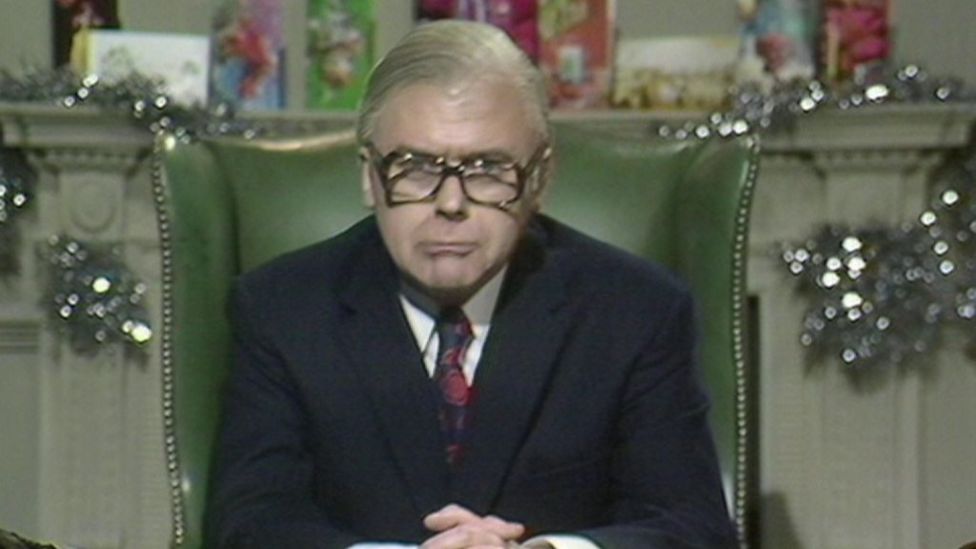 Mike Yarwood, comedian and impersonator, dies aged 82 - BBC News