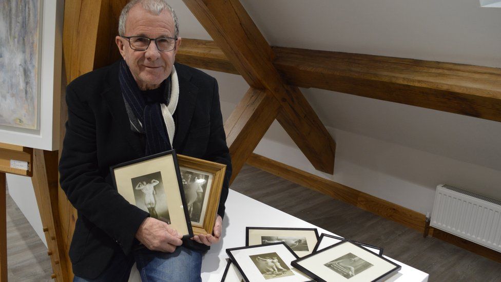 Offence: Victorian art removed from romance exhibition - BBC News