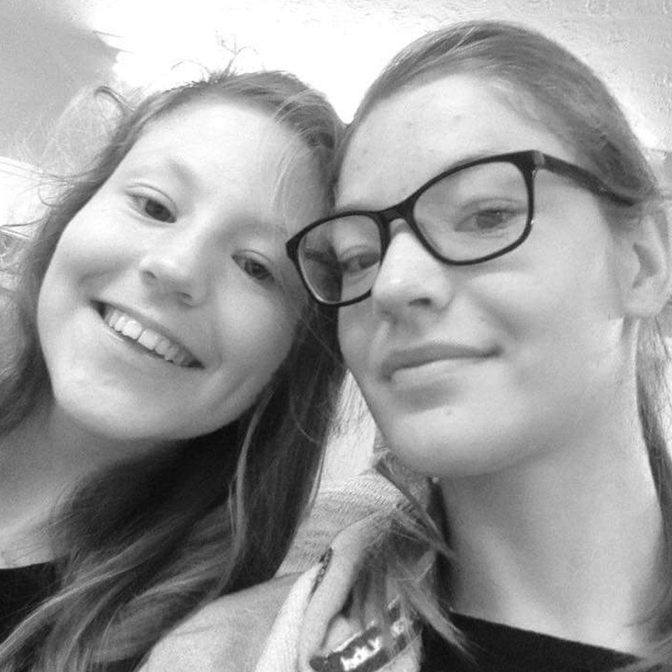 Kim Edwards: The girl who killed her mother and sister - BBC News