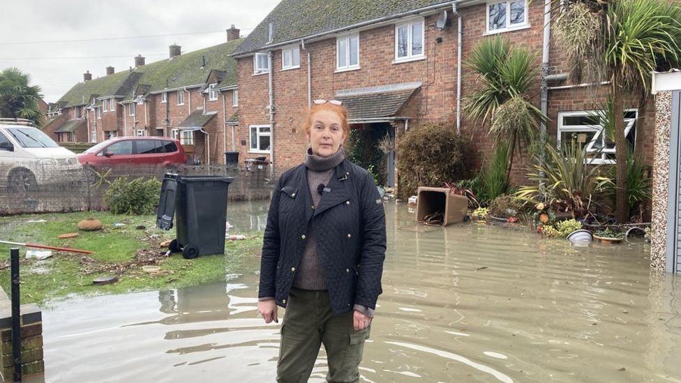 Oxford main road reopens as county battles floods - BBC News
