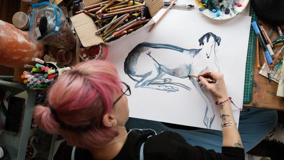 Wiltshire artist picked to design RSPCA Christmas card - BBC News