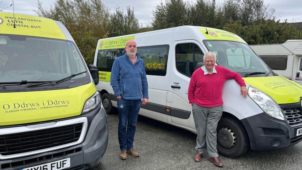 Llŷn: Carreg filltir i fysiau cymunedol 'amhrisiadwy' - BBC Cymru Fyw