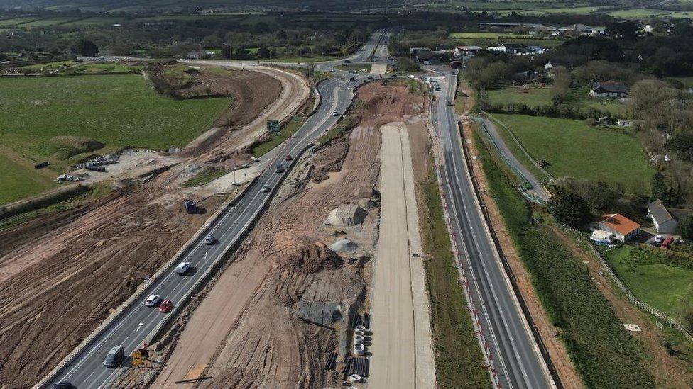 A30 upgrade: Cornish hedging rebuilt - BBC News