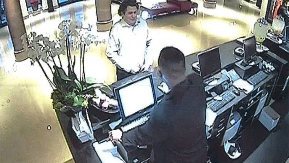 'Fake duke' Alex Wood jailed for London hotels fraud - BBC News