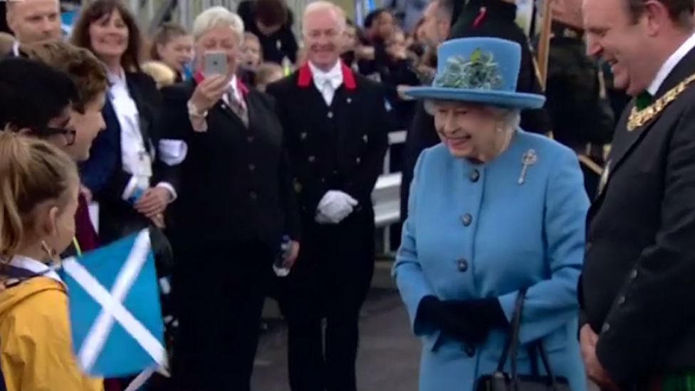 In pictures: The Queen opens Queensferry Crossing - BBC News