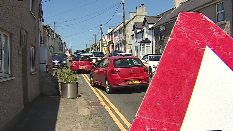 Traffig 'ofnadwy' Niwbwrch yn 'cael effaith mawr' - BBC Cymru Fyw